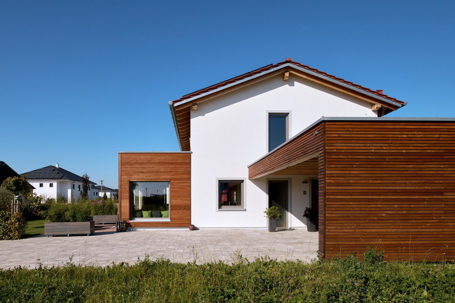 Satteldach-Holzhaus mit Vorbau - Hausprojekt | Donaubauer Holzbau